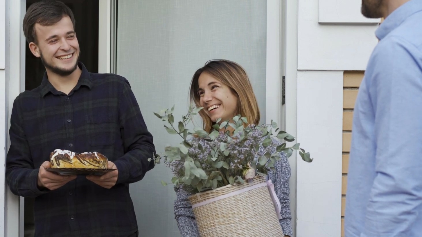 10 Reasons Why Neighbors Aren't Friendly Anymore - Housereal